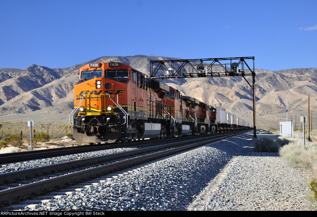 BNSF 7438